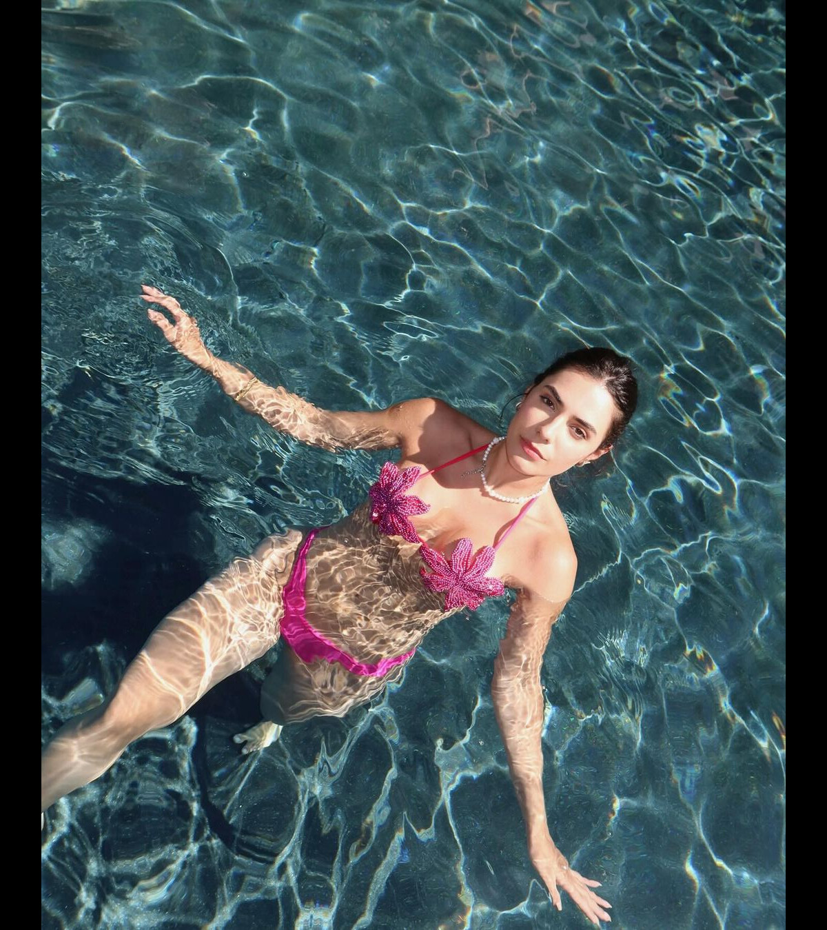 Foto: No melhor estilo estrela do mar, Jade Magalhães elegeu este biquíni de flor para um banho ...