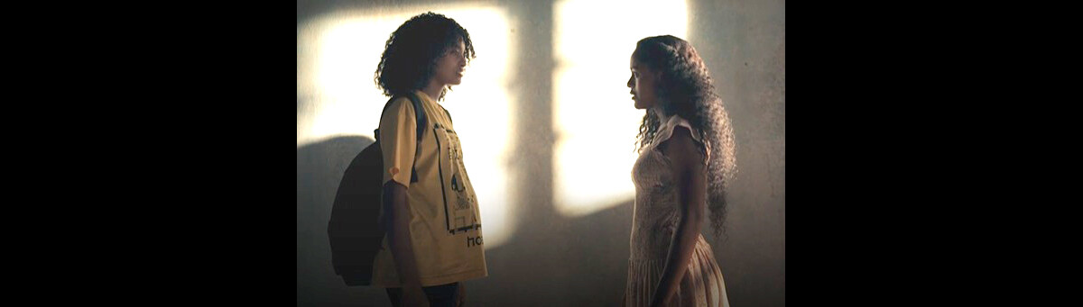 Foto: Teca (Livia Silva) sente a presença de Maria Santa (Duda Santos ...