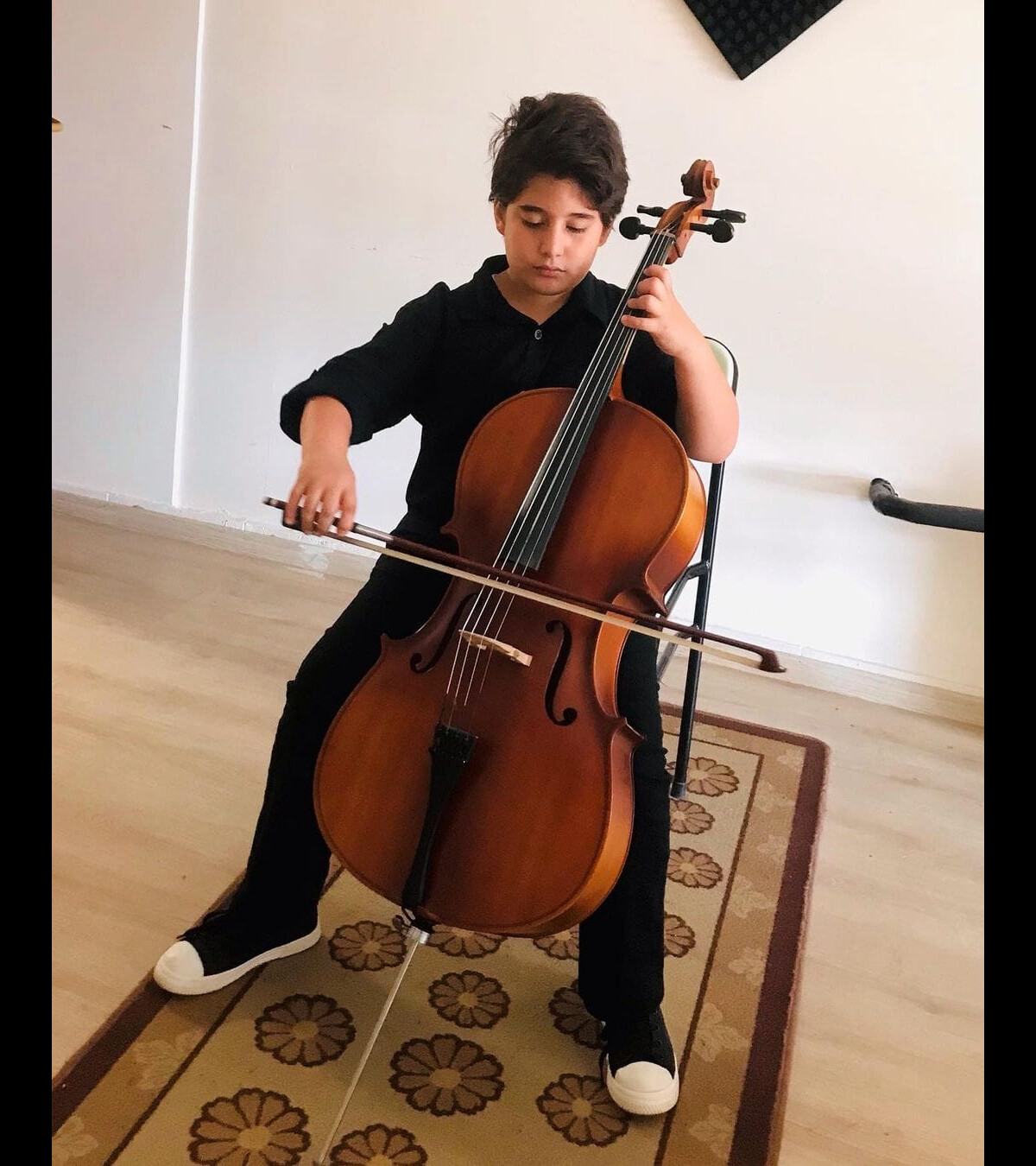 Foto: Ali Semi Sefil, ator de 'Força de Mulher', toca piano, violoncelo ...