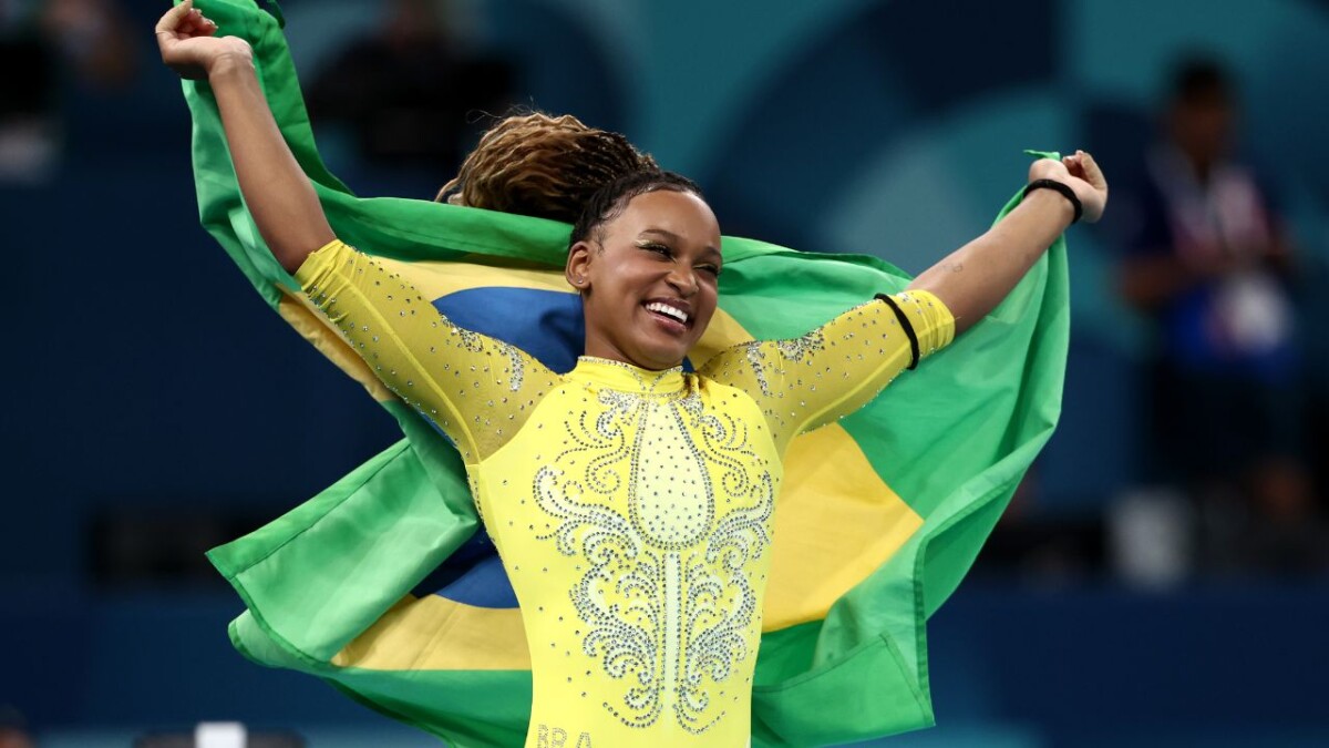 Foto: Rebeca Andrade ficou em posição mais alta que Sunisa Lee no pódio ...