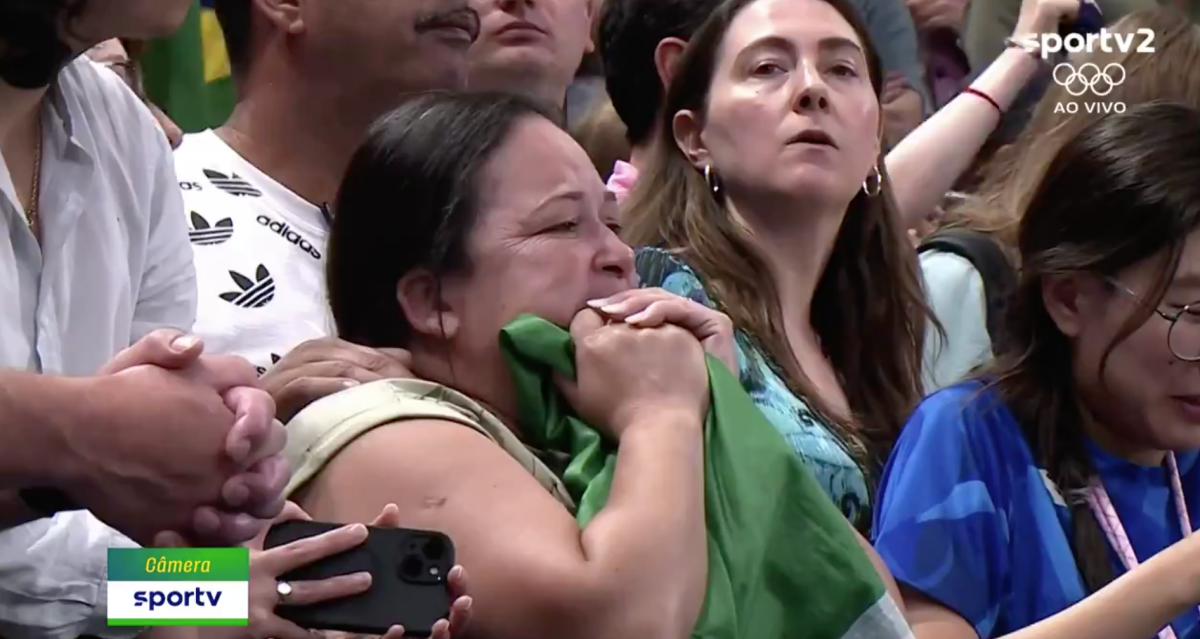 Foto: Dona Rosa, mãe de Rebeca Andrade, foi flagrada emocionada na plateia durante a conquista ...