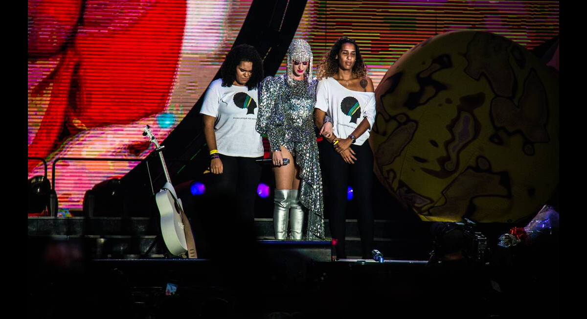 Foto: Katy Perry na 'Witness Tour' no Brasil homenageando Marielle ...