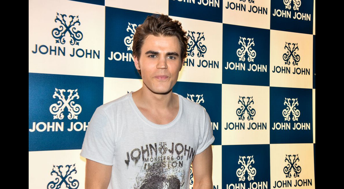Foto: Paul Wesley, de 'The Vampire Diaries', posa na entrada de evento ...