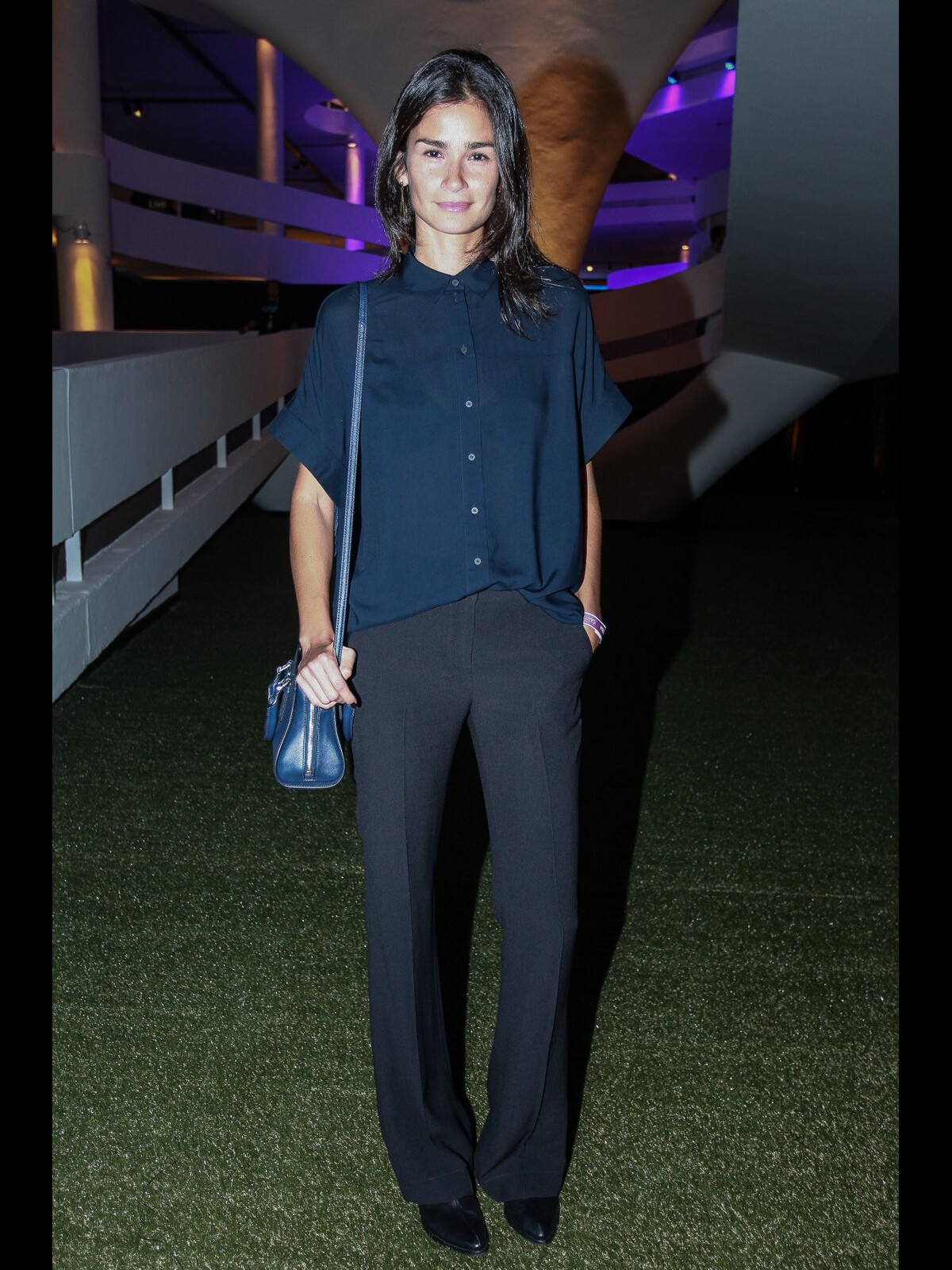 Foto: A modelo Caroline Ribeiro escolheu calça de alfaiataria cinza e ...