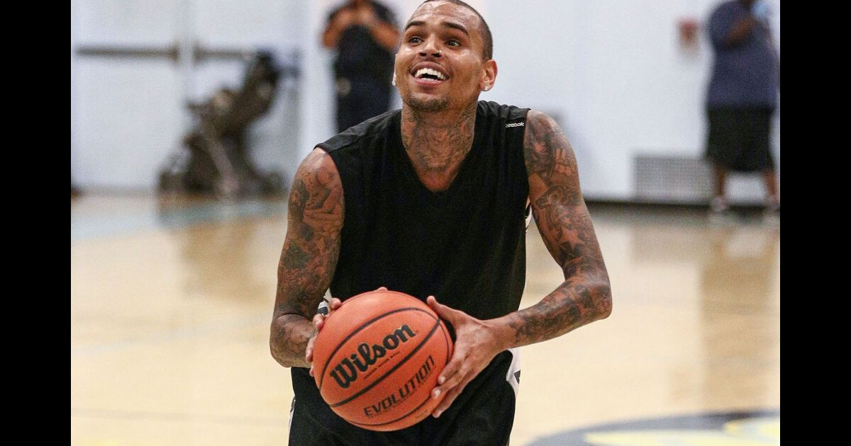 Chris Brown joga basquete beneficente contra polícia de LA após ...
