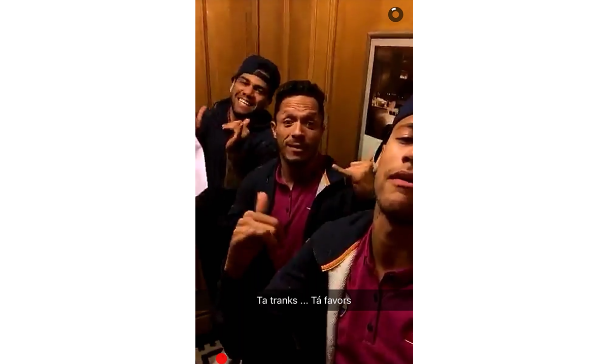 Foto: O trio Neymar, Adriano e Daniel Alves mostrou o momento de lazer ...