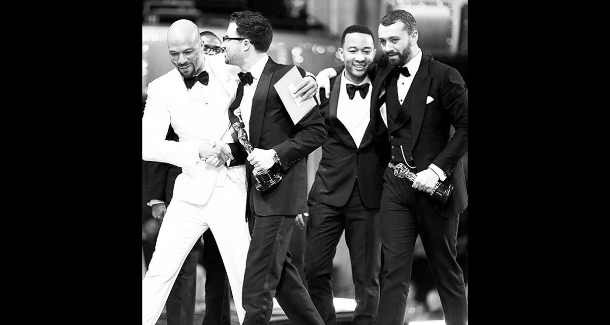 Foto: Sam Smith abraça John Legend ao vencer o Oscar - Purepeople
