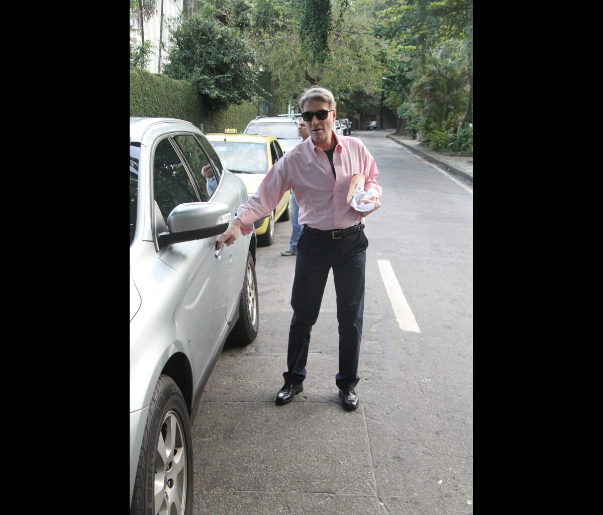 Foto: Eike Batista deixou a igreja primeiro e foi direto para o carro ...