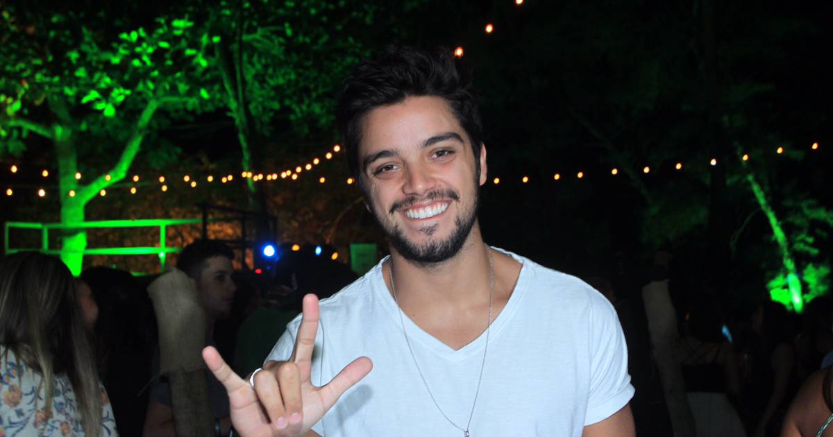 Irmão de Bruno Gissoni, Rodrigo Simas também esteve na festa Corona ...