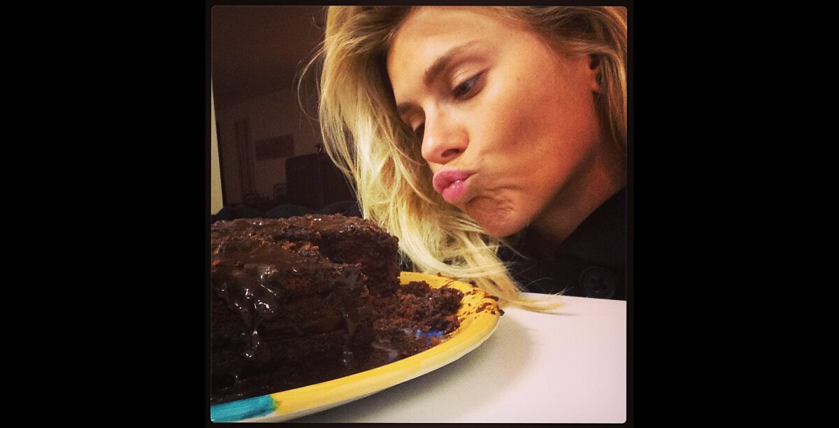 Foto: Mandando beijinho para um bolo de chocolate, Carolina mostrou ...