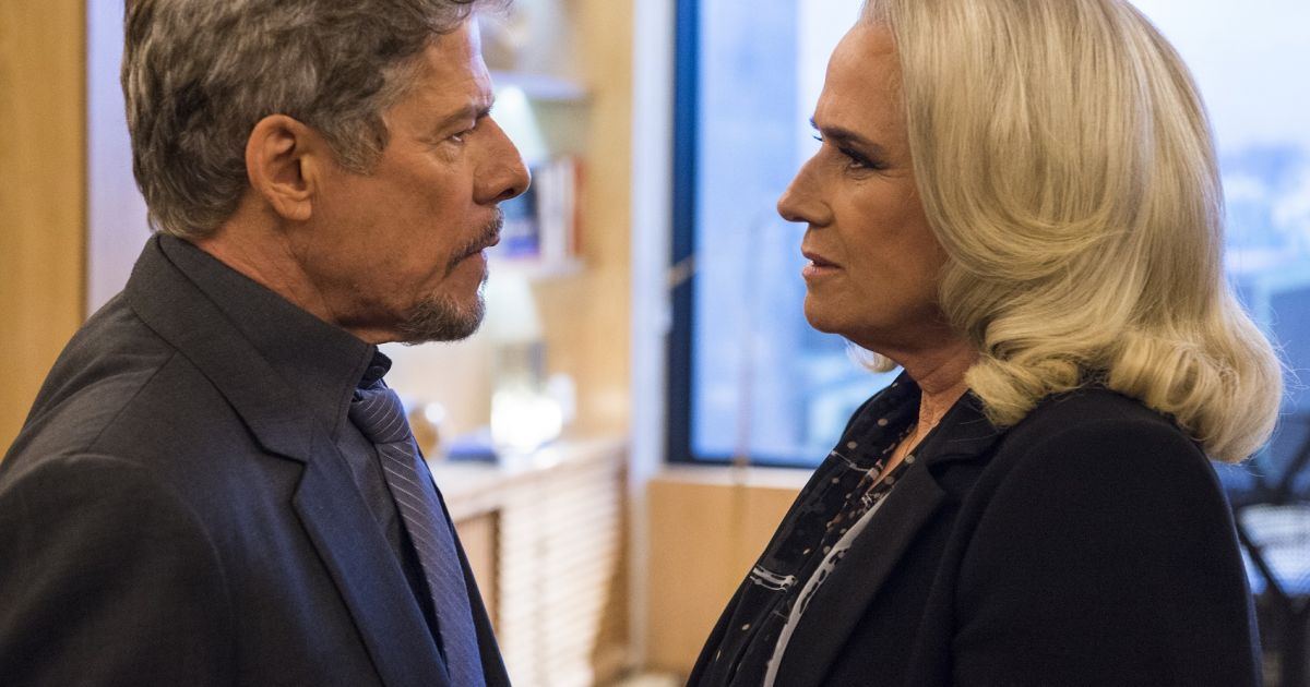 Mág (Vera Holtz) se aproveita da obcessaõ de Tião (José Mayer) por ela ...