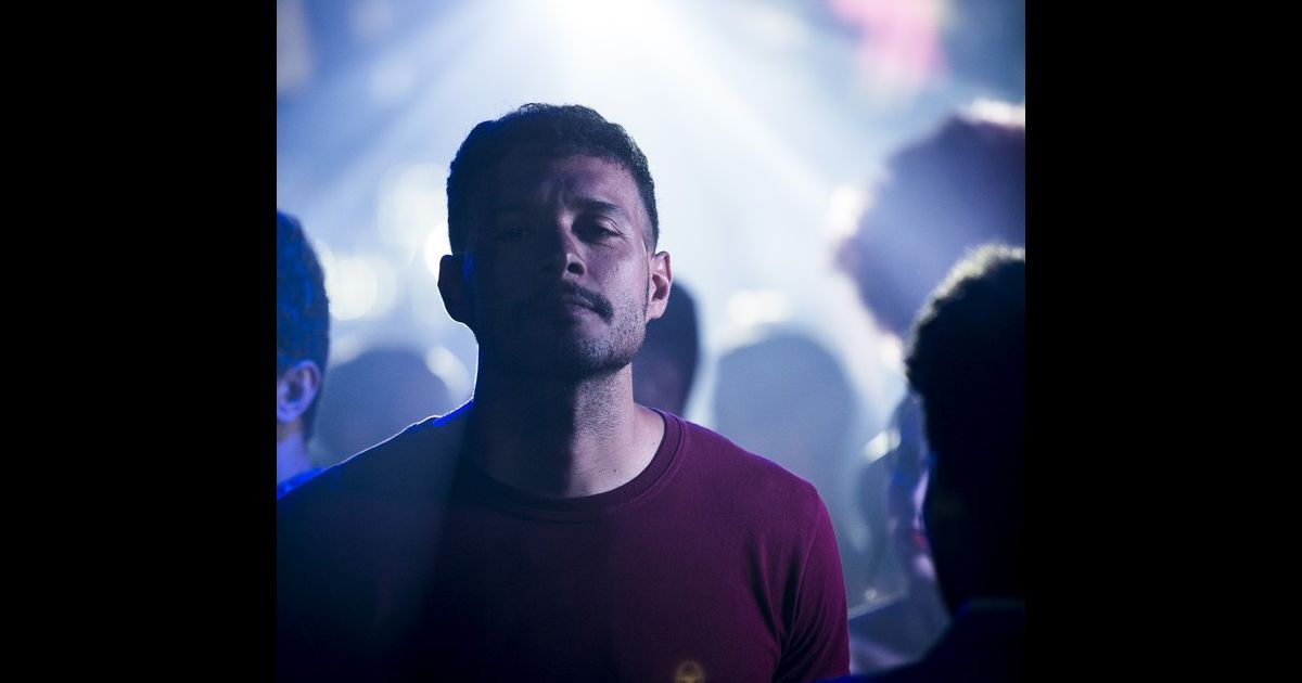 Fininho (Hugo Resende) consegue entrar disfarçado na casa dos Leitão ...