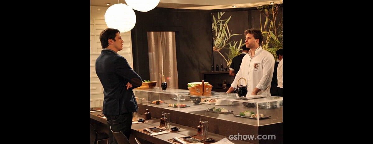 Foto: Niko e Félix ainda não se entenderam em 'Amor à Vida'. O chef ...