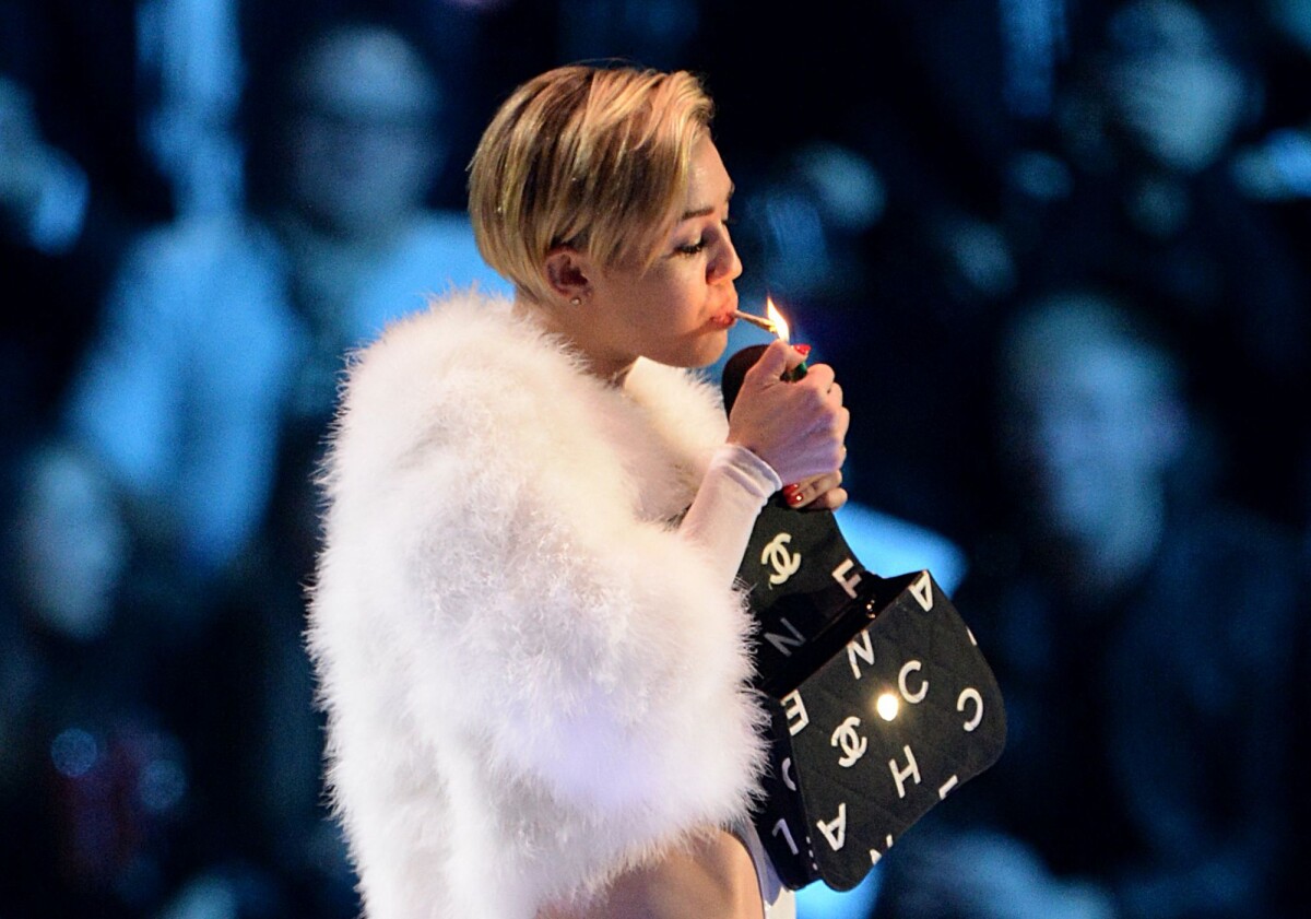 Foto: Miley Cyrus fumou maconha no palco do EMA - Purepeople