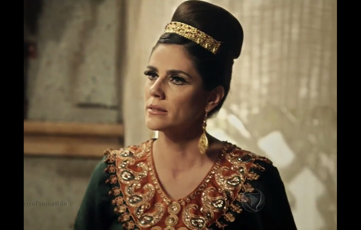 Foto: Ula (Rafaela Mandelli) é ameaçada por Úrsula (Letícia Peroni ...