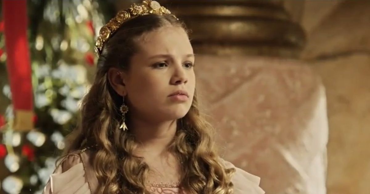 Úrsula (Letícia Peroni) vai até a taberna de Ula (Rafaela Mandelli) e ...
