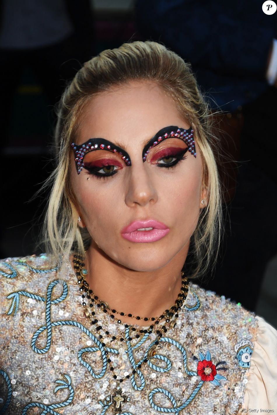 Lady Gaga também usou uma maquiagem com pedras para conferir o desfile ...