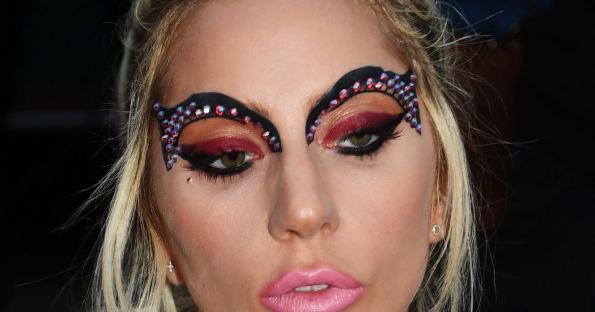 Lady Gaga também usou uma maquiagem com pedras para conferir o desfile ...