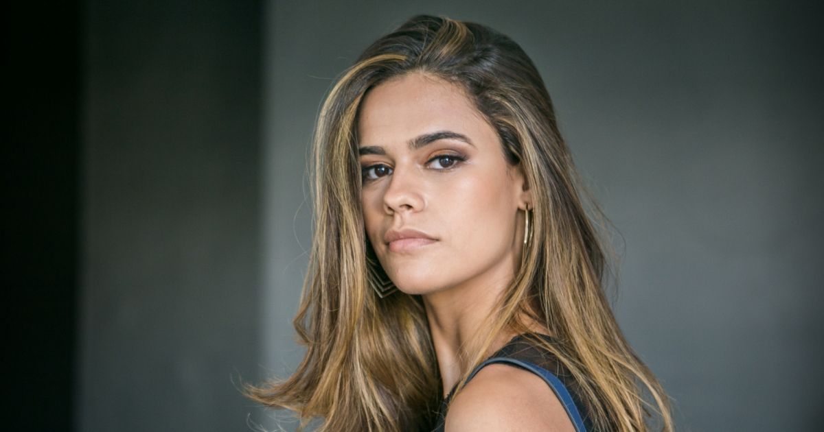 Aline (Arianne Botelho) implora para que Mág (Vera Holtz) não lhe mate ...