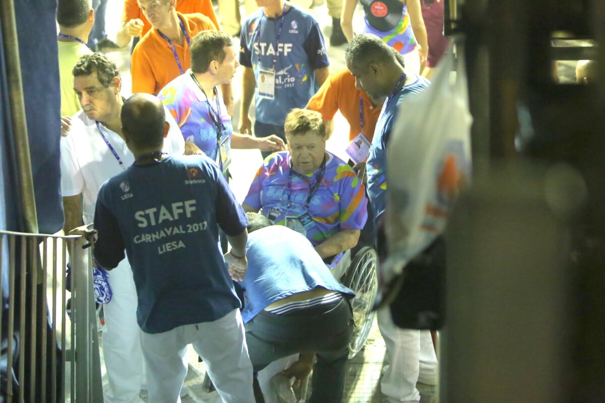 Foto: Boni deixa Sapucaí em cadeira de rodas após passar mal em desfile ...