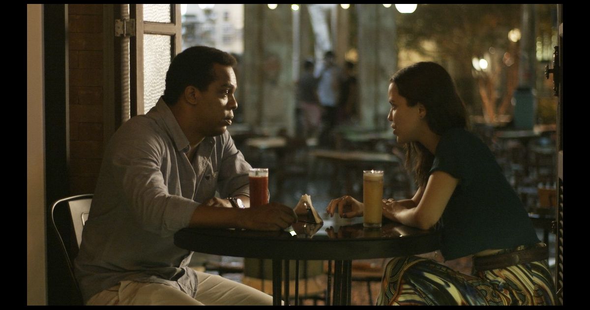 Daniel (Rocco Pitanga) diz a Júlia (Nathalia Dill) que sua situação com ...