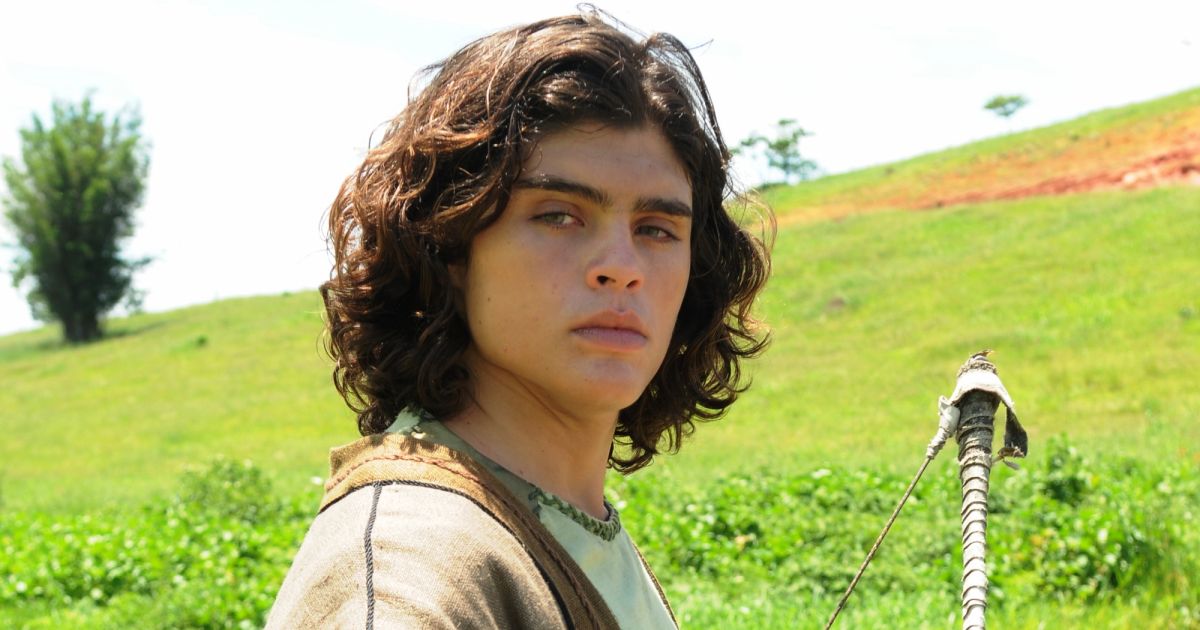 Zac (Gabriel Felipe) se revolta ao saber que Asher (Rafael Gevu) pediu ...