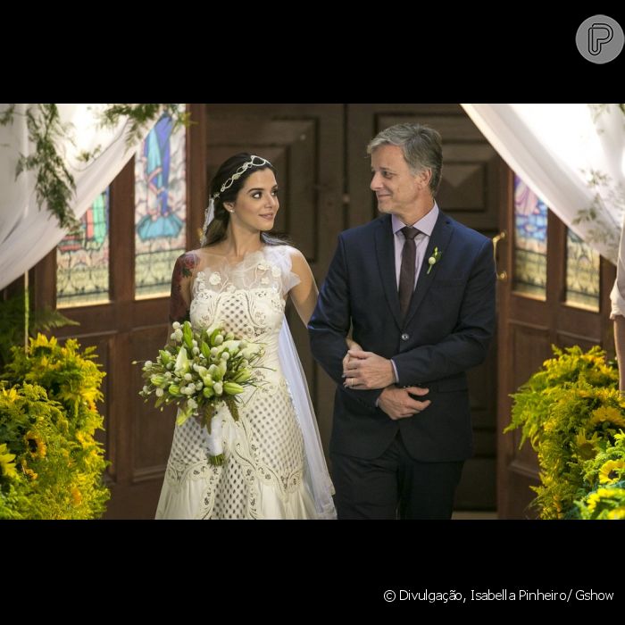 Milena (Giovanna Lancellotti) entra na igreja com Vittorio (Marcello ... Milena (Giovanna Lancellotti) entra na igreja com Vittorio (Marcello ...