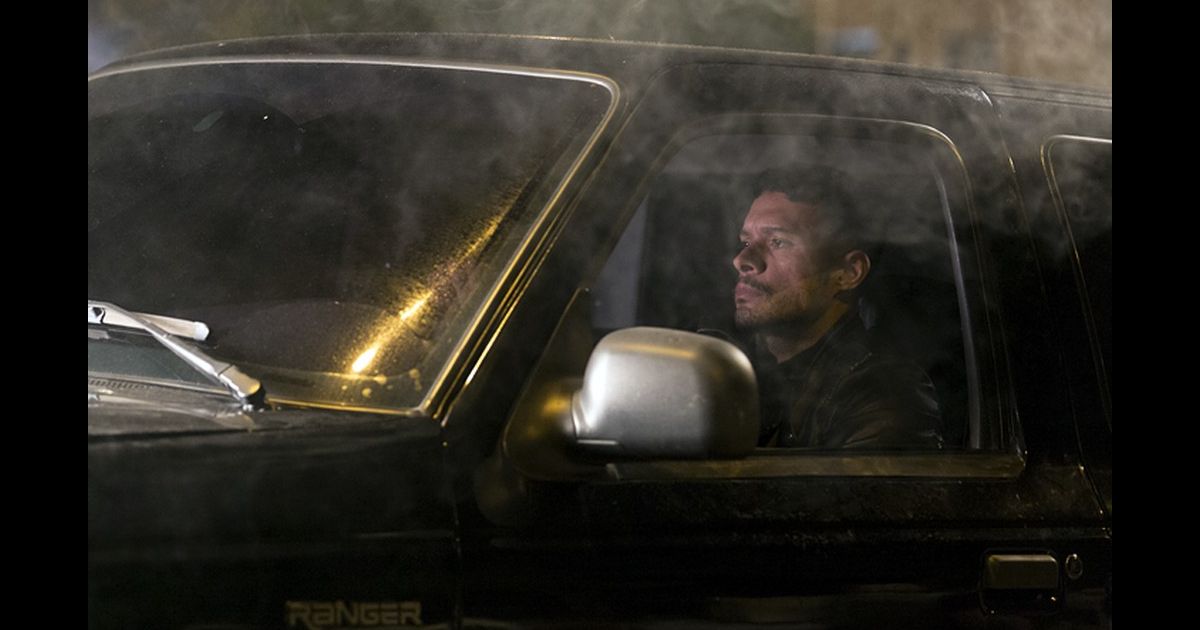 Fininho (Hugo Resende) não vê Gustavo (Daniel Rocha) dormindo na ...