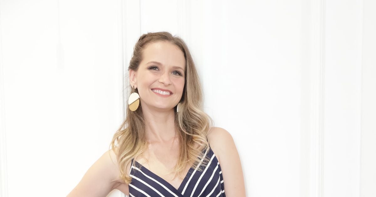 Em ótima forma, Fernanda Rodrigues posa na loja recém-inaugurada ...