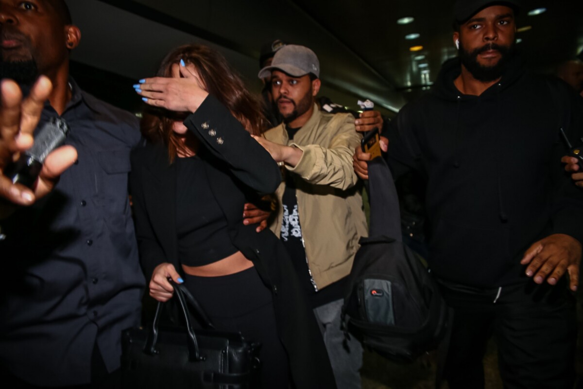 Foto: Selena Gomez colocou a mão no rosto para escapar dos flashes dos paparazzi - Purepeople