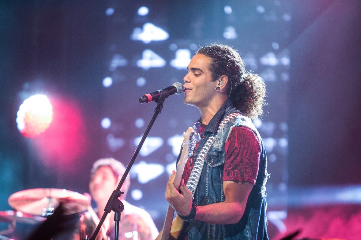 Foto: Enzo Romani toca baixo em cena de Jaílson na novela 'Rock Story ...