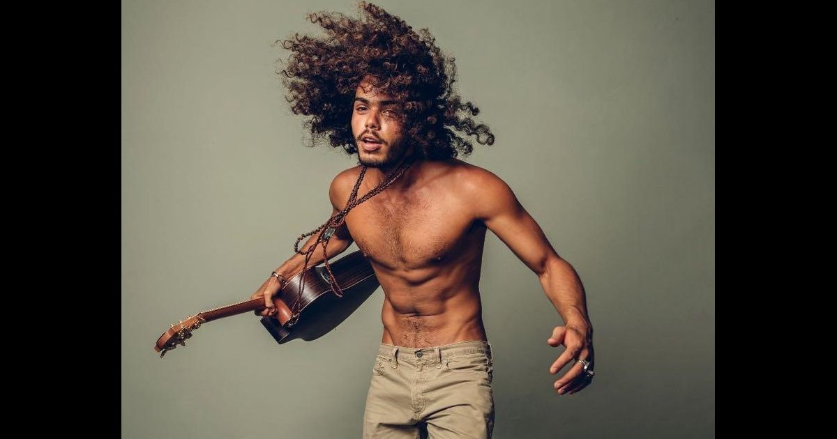 Enzo Romani lançou recentemente, em março, seu primeiro EP, chamado ...