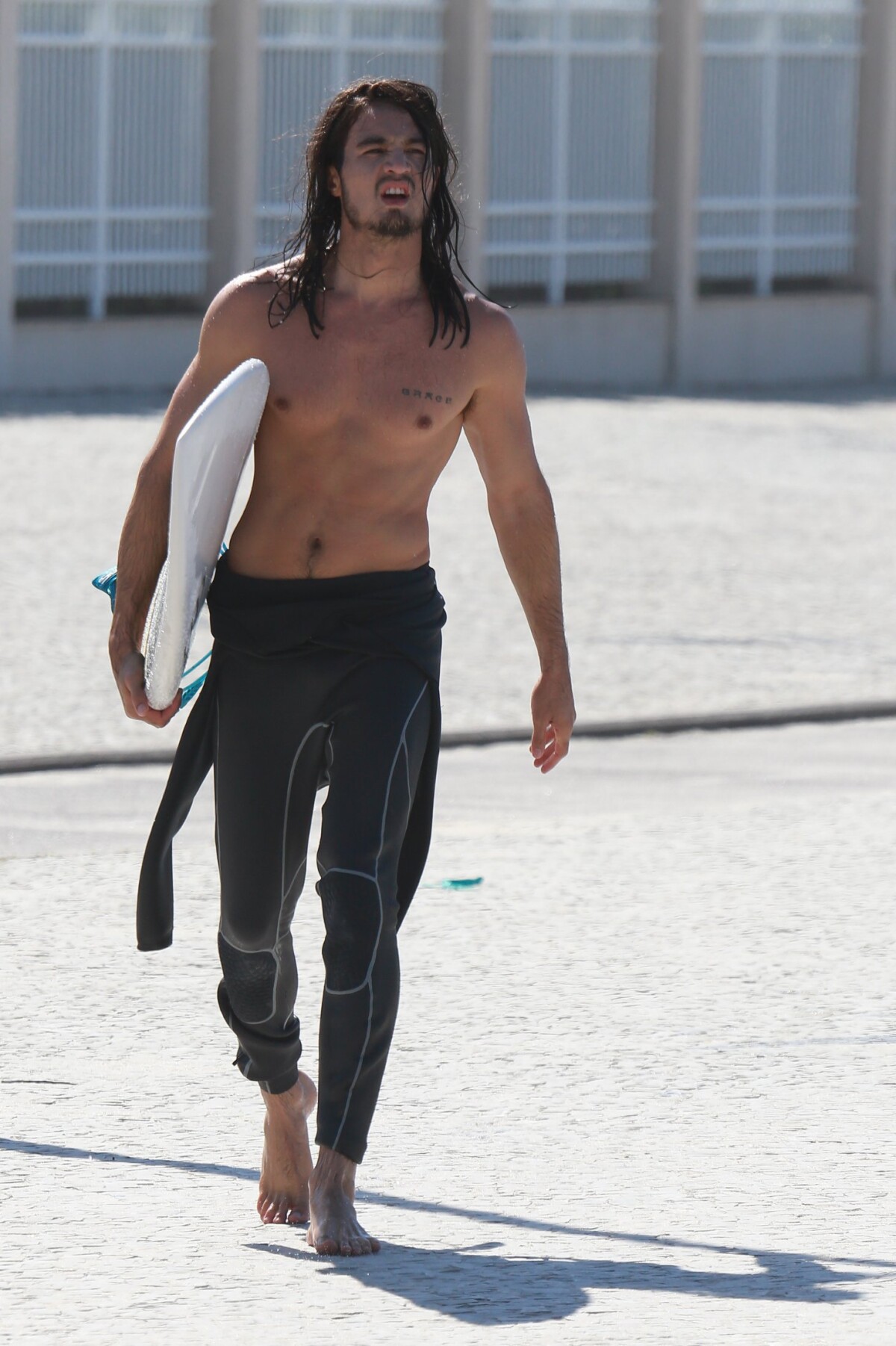 Foto: Tiago Iorc exibiu o cabelo longo na praia da Macumba - Purepeople