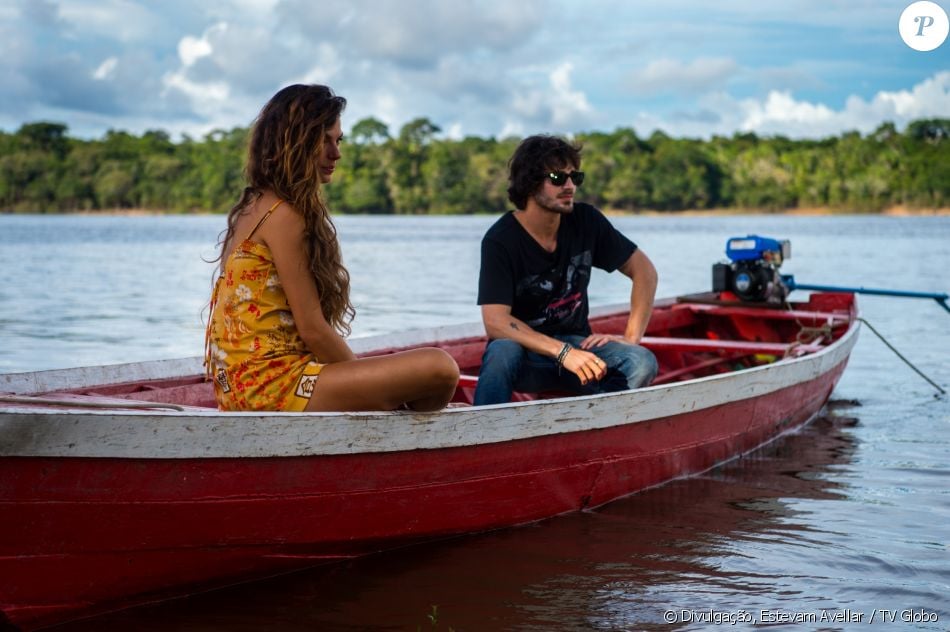 Ritinha (Isis Valverde) pula no barco de Ruy (Fiuk) e os dois fogem ...