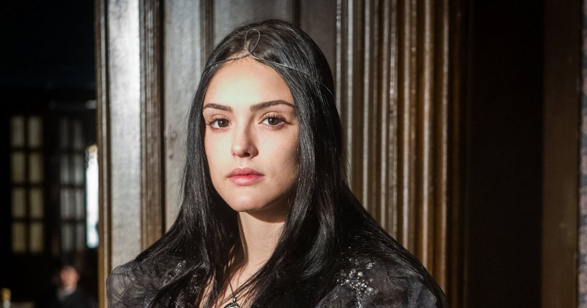 Anna (Isabelle Drummond) surge vestida de noiva com traje em tons ...