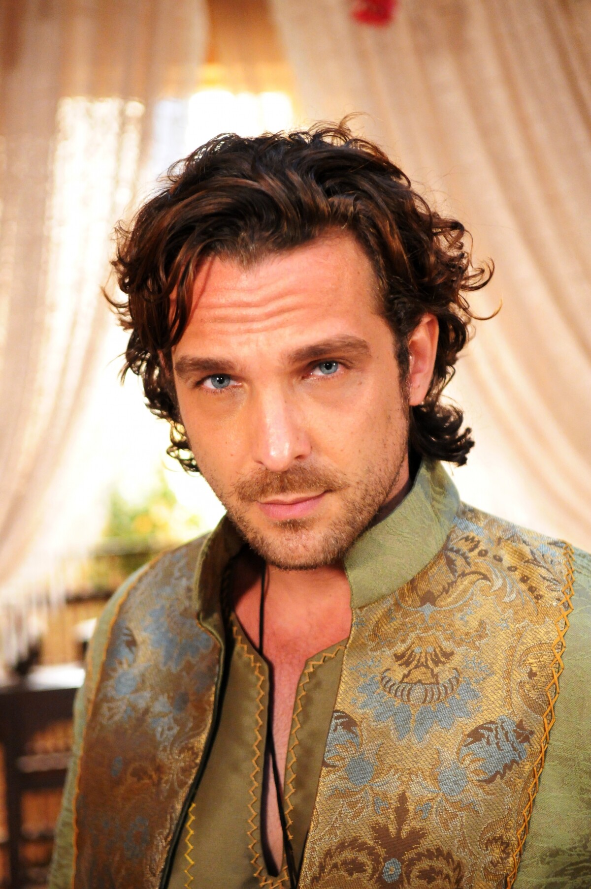 Foto: Ao mesmo tempo, Zac (Igor Rickli) se preocupa ao ver que Asher ...