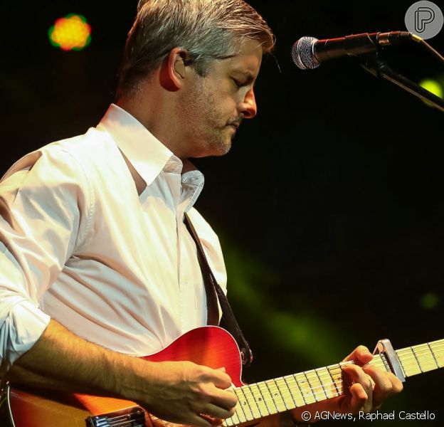 Victor Chaves é visto sem aliança em show com o irmão após ser ...