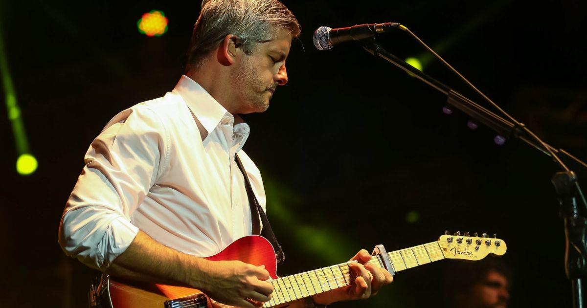 Victor Chaves é visto sem aliança em show com o irmão após ser ...