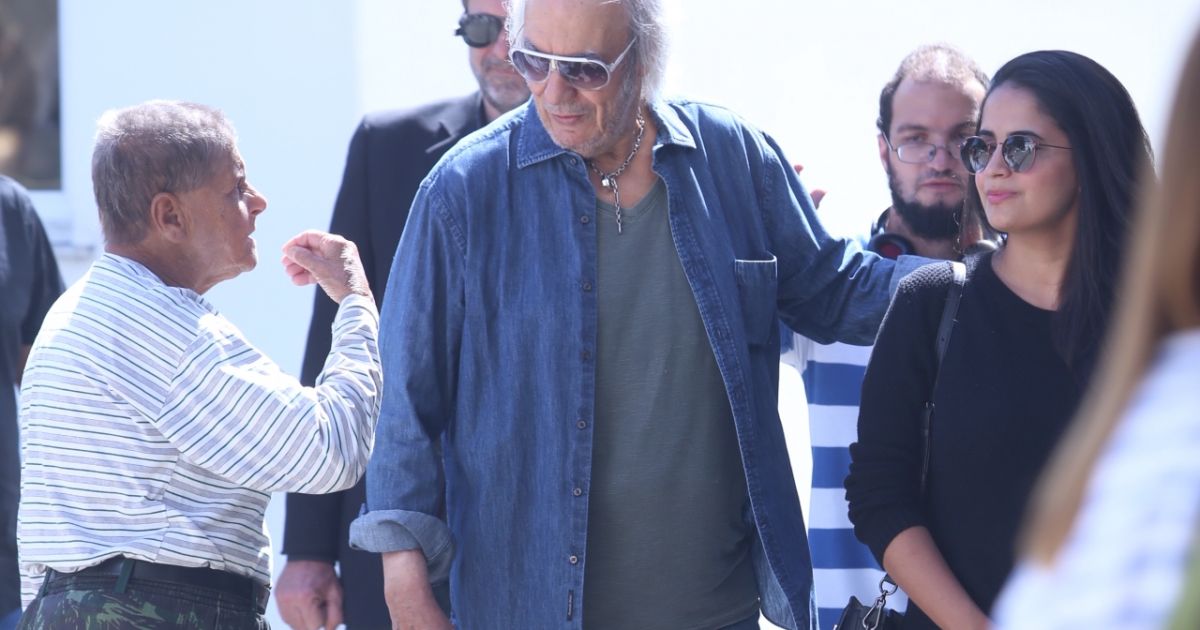 Erasmo Carlos foi ao velório de Jerry Adriani no Cemitério do Caju ...