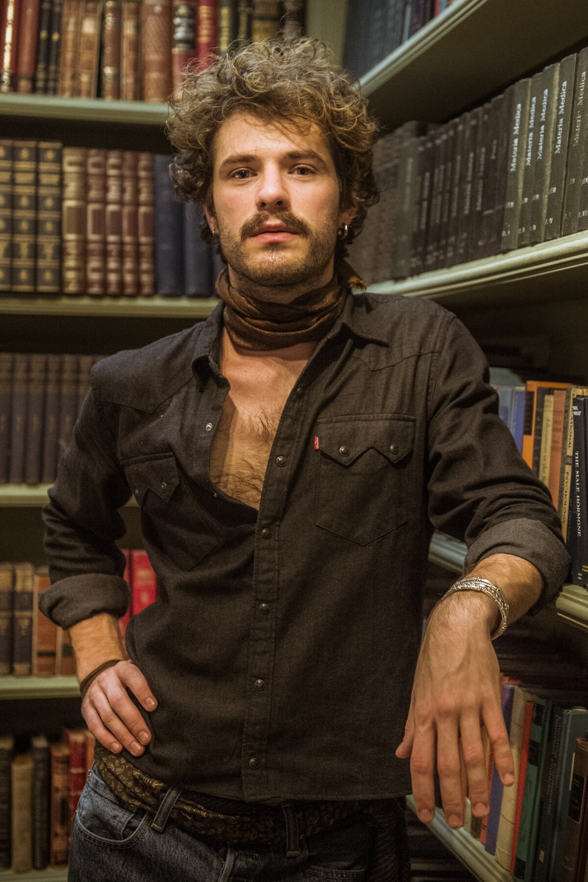 Foto: Mauricio Destri canta e dança em cena como Leon na supersérie 'Os ...