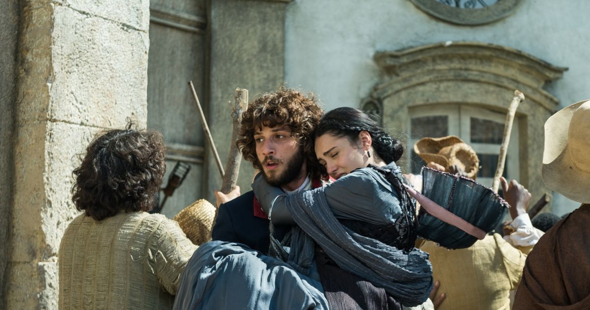 Joaquim (Chay Suede) ajuda Anna (Isabelle Drummond) a realizar o parto ...