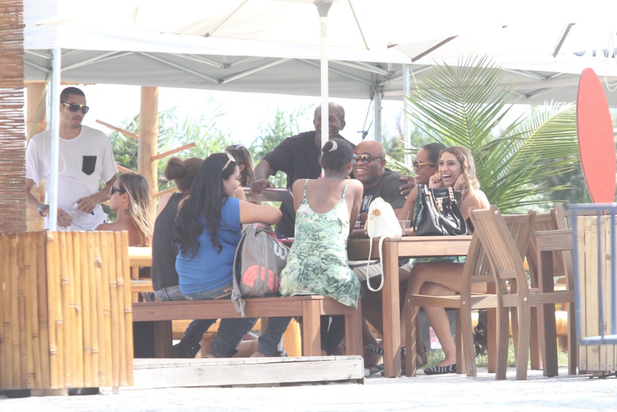 Foto: Anderson Silva se diverte com a família durante passeio no Rio de ...