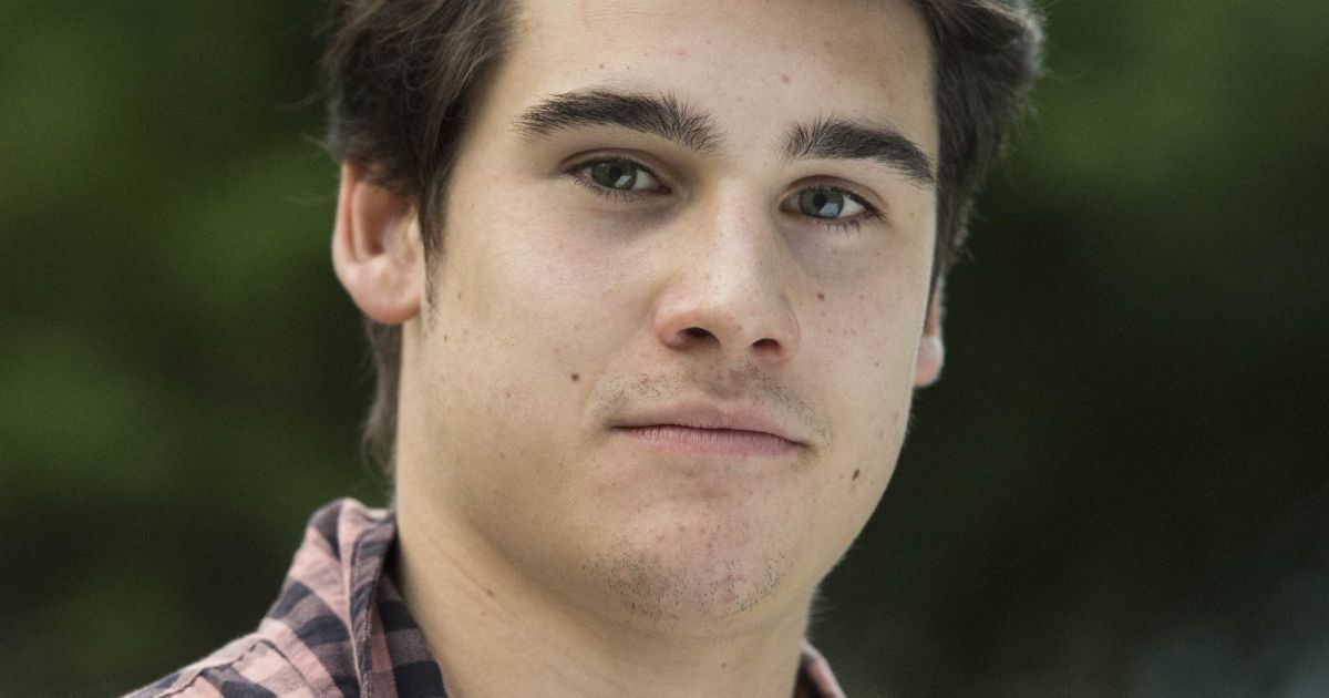 Nicolas Prattes se prepara para começar a gravar seu primeiro filme ...