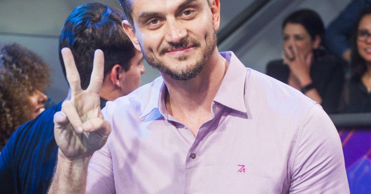 O ex-BBB Marcos afirmou que sempre atende os fãs fora do consultório ...