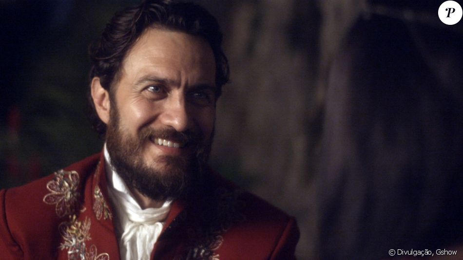 Thomas (Gabriel Braga Nunes) chama um serralheiro para a abrir a sala ...