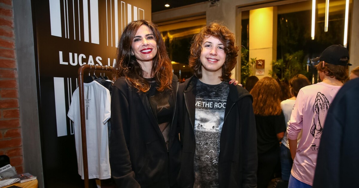 Luciana Gimenez prestigia o filho Lucas Jagger no lançamento de sua ...