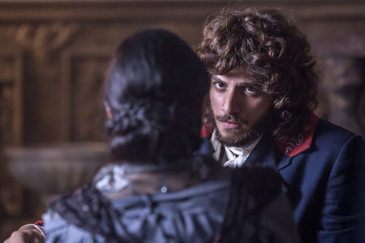 Foto: Anna (Isabelle Drummond) e Joaquim (Chay Suede) se beijam, no ...