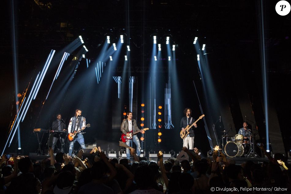 A banda 4.4 se apresentou com os cinco integrantes no último capítulo ...