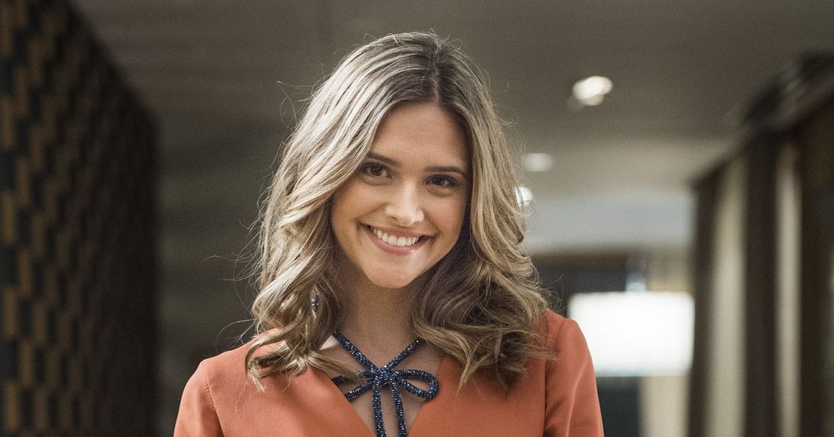 Simone (Juliana Paes) consola Ivana (Carol Duarte) enquanto esperam a ...