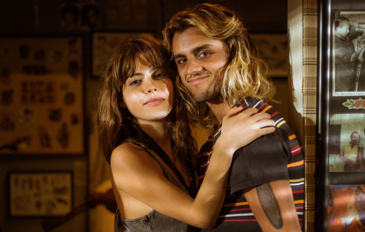 Foto: Nanda (Julia Dalavia) e o primo Caíque (Felipe Simas) terão um ...